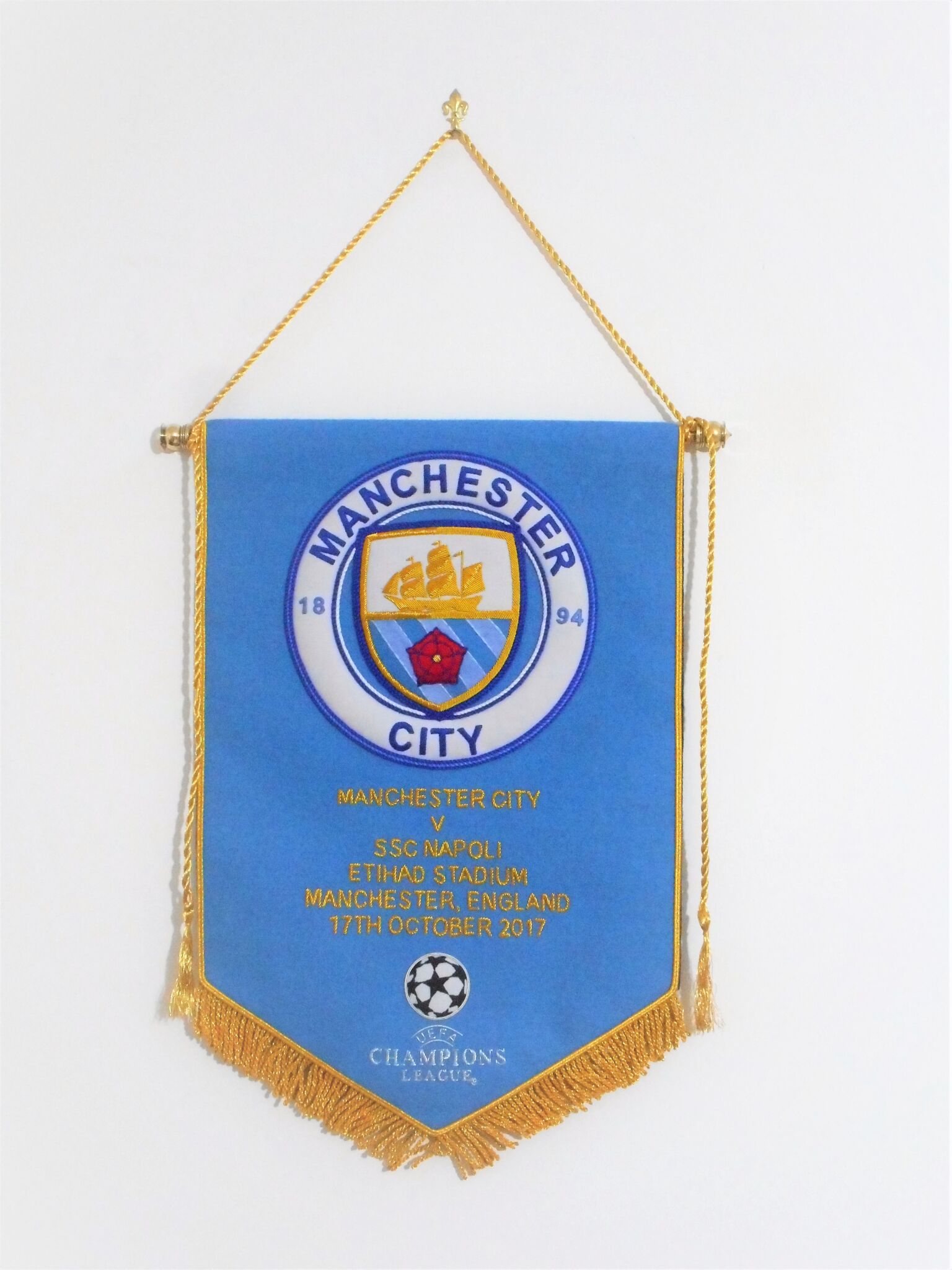 Il gagliardetto del City: il cielo è azzurro sopra Manchester